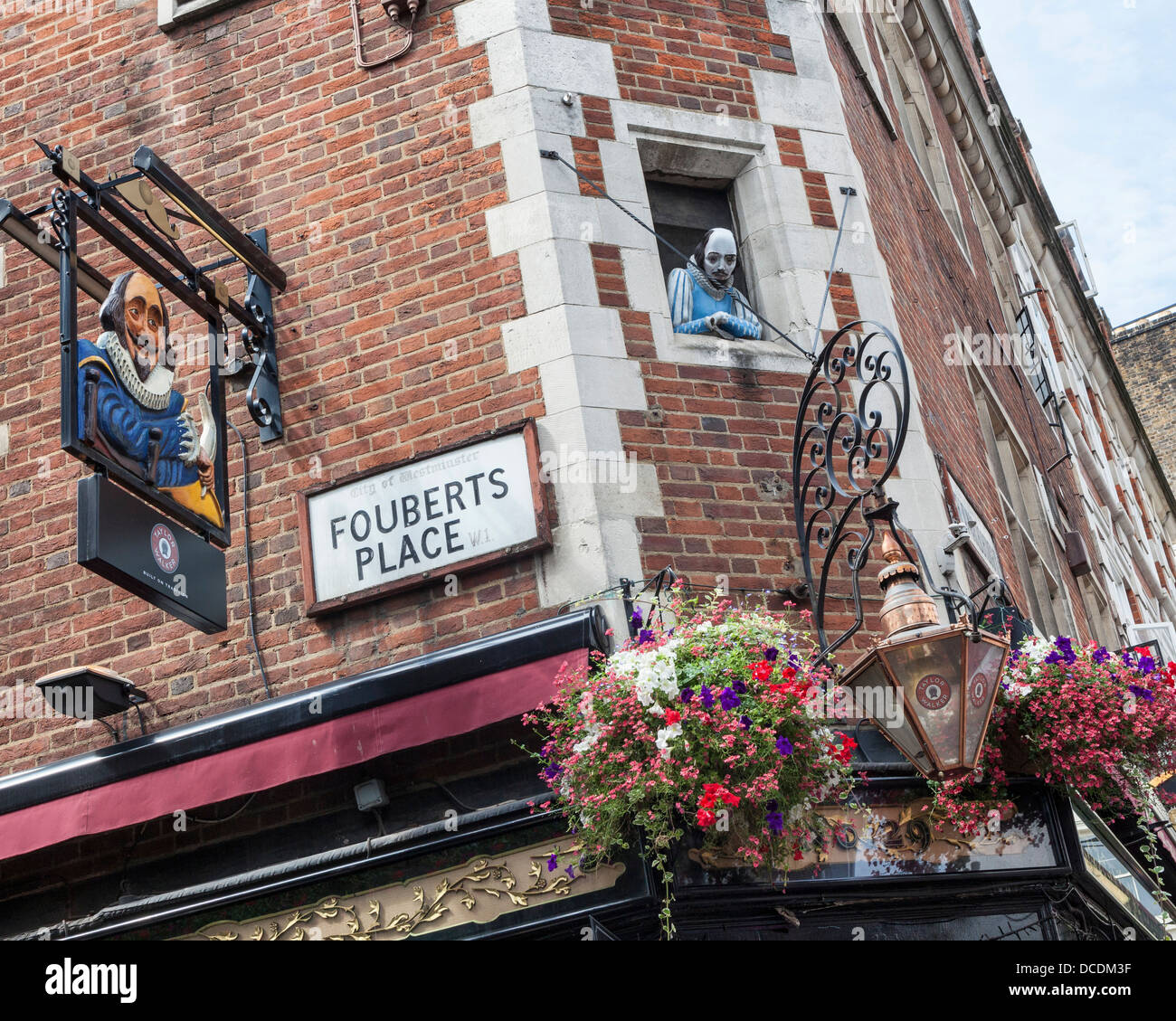 Exterior of Shakespeare's head pub, sign and flower baskets Stock Photo ...