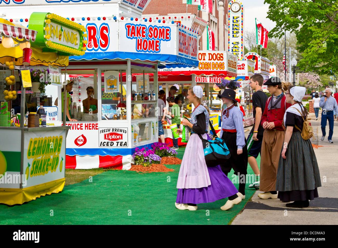 Dutch traditional dress hi-res stock photography and images - Alamy