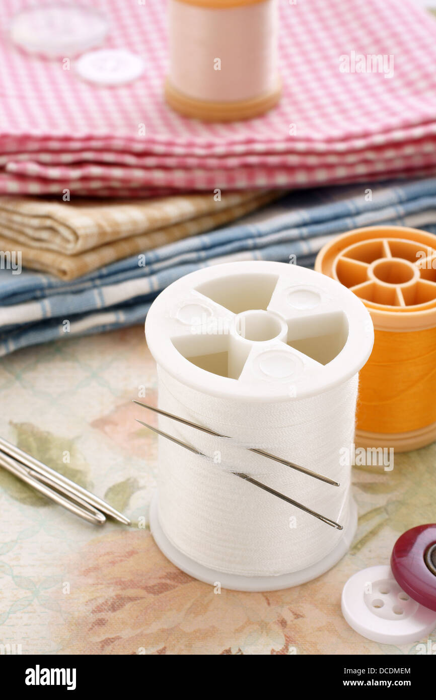 Needles and threads with quilting fabrics Stock Photo - Alamy