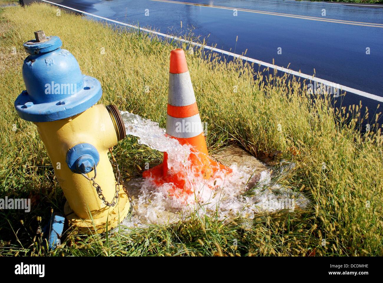 Gushing fire hydrant hi-res stock photography and images - Alamy