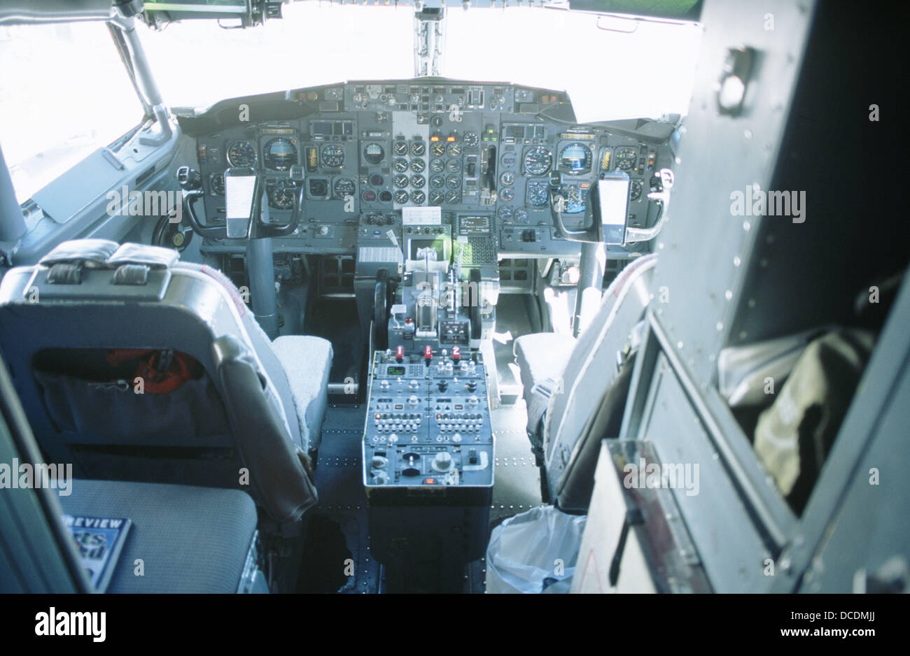 737 cockpit interior hi-res stock photography and images - Alamy