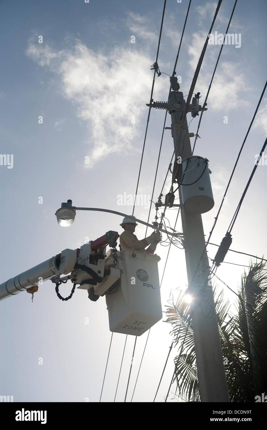 Lineman worker hi-res stock photography and images - Alamy