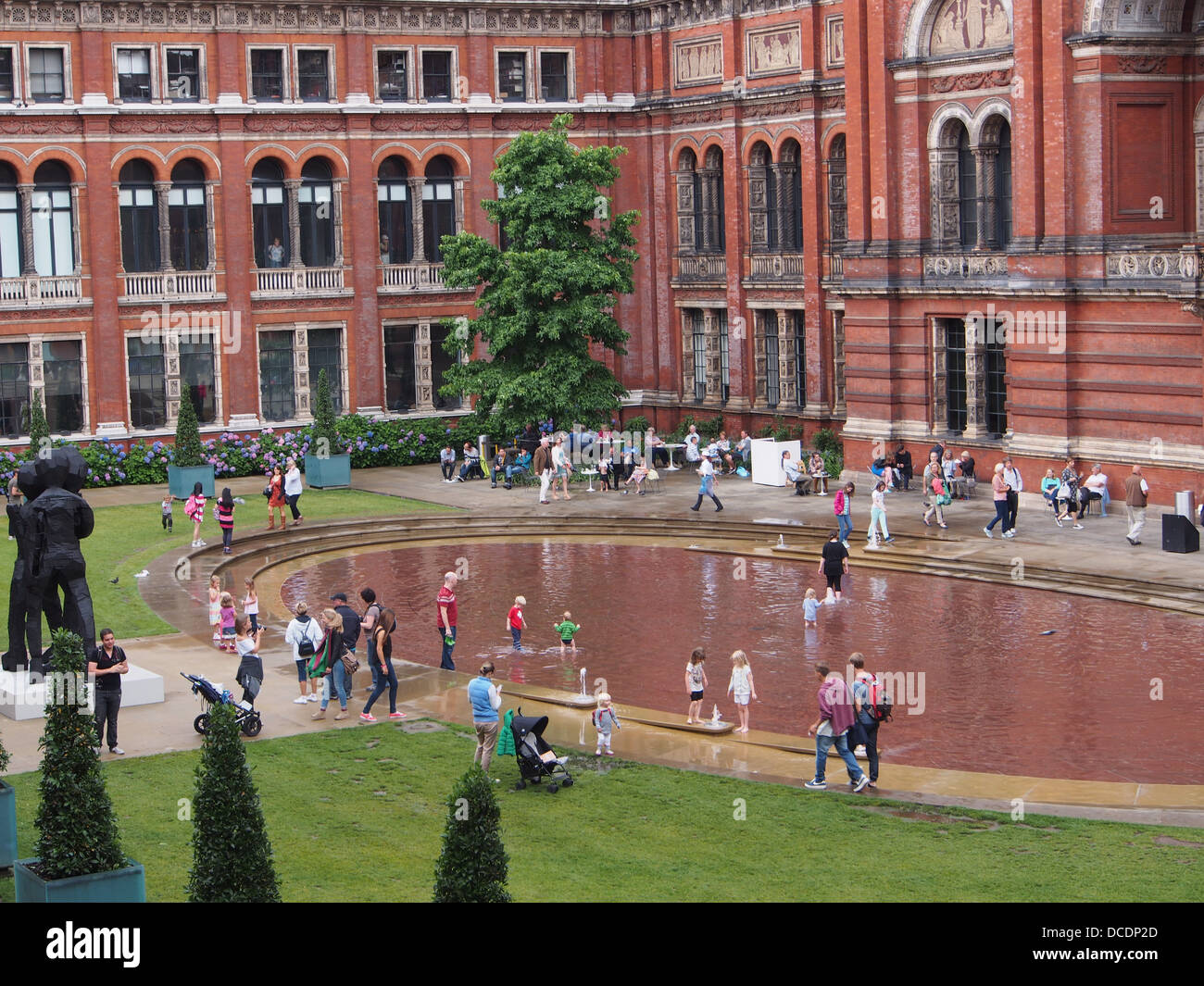 Victoria and Albert Museum, London, reflecting pool in central ...