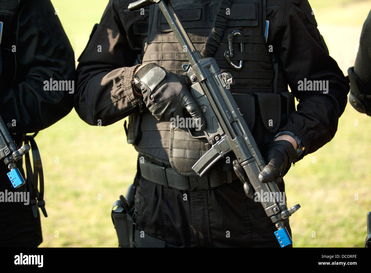 armed policeman with machine gun Stock Photo - Alamy