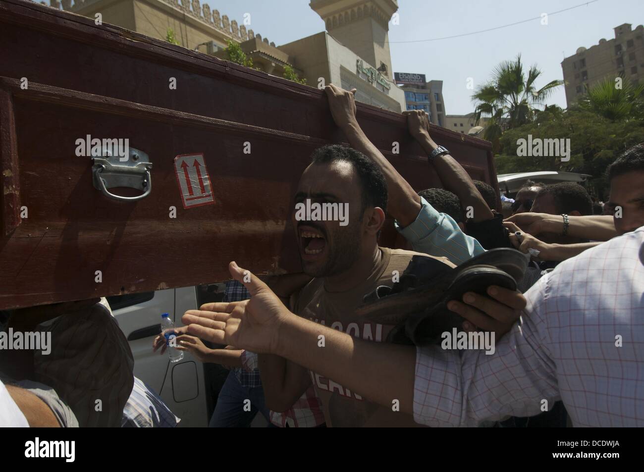 Cairo, Egypt. 15th Aug, 2013. Egyptian men carry the body of a family ...
