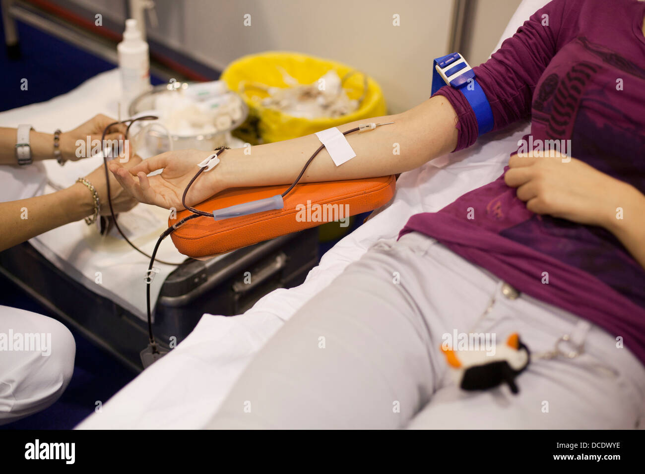 blood donor’s arm up close while giving blood Stock Photo - Alamy