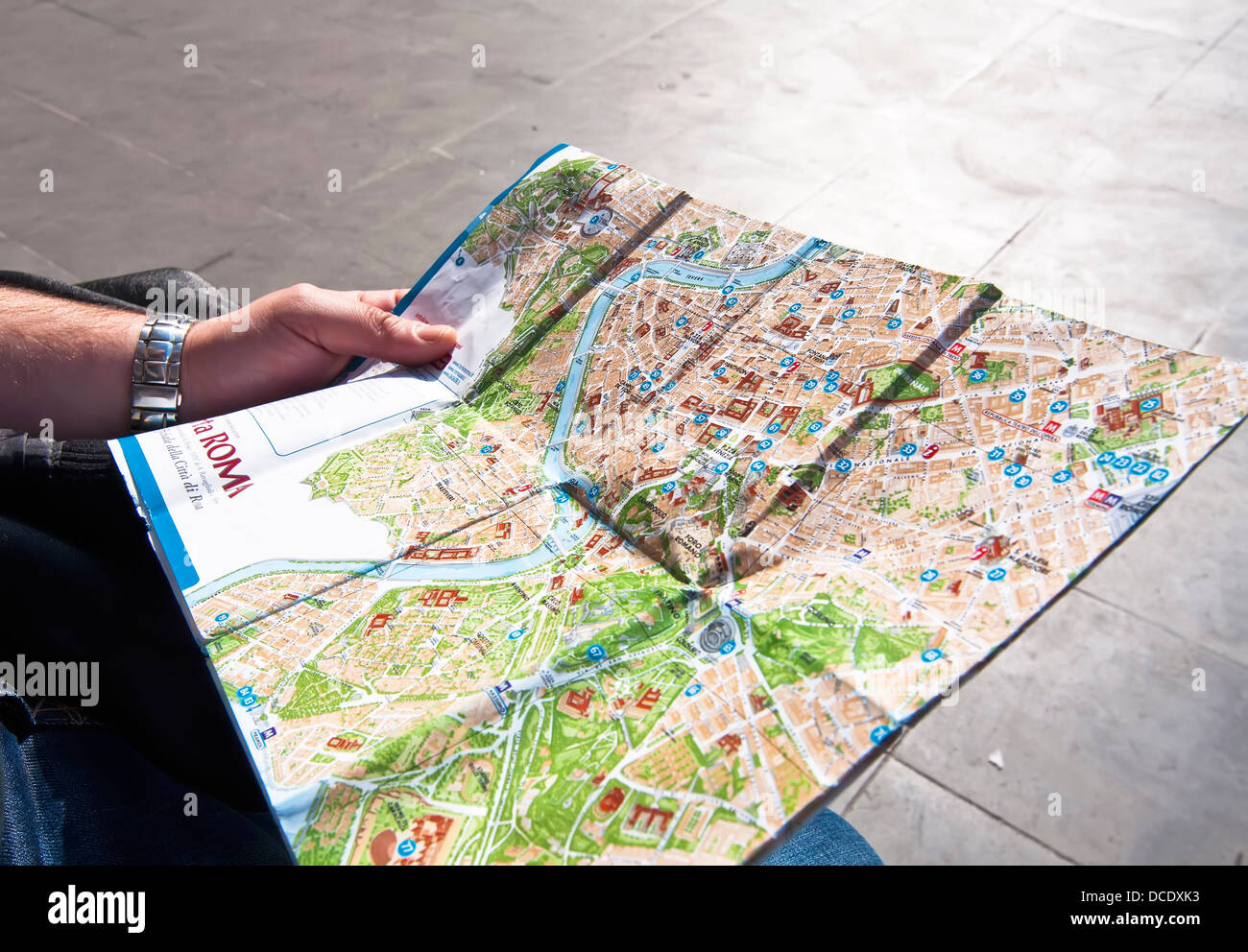 Tourist looking at a map Stock Photo - Alamy