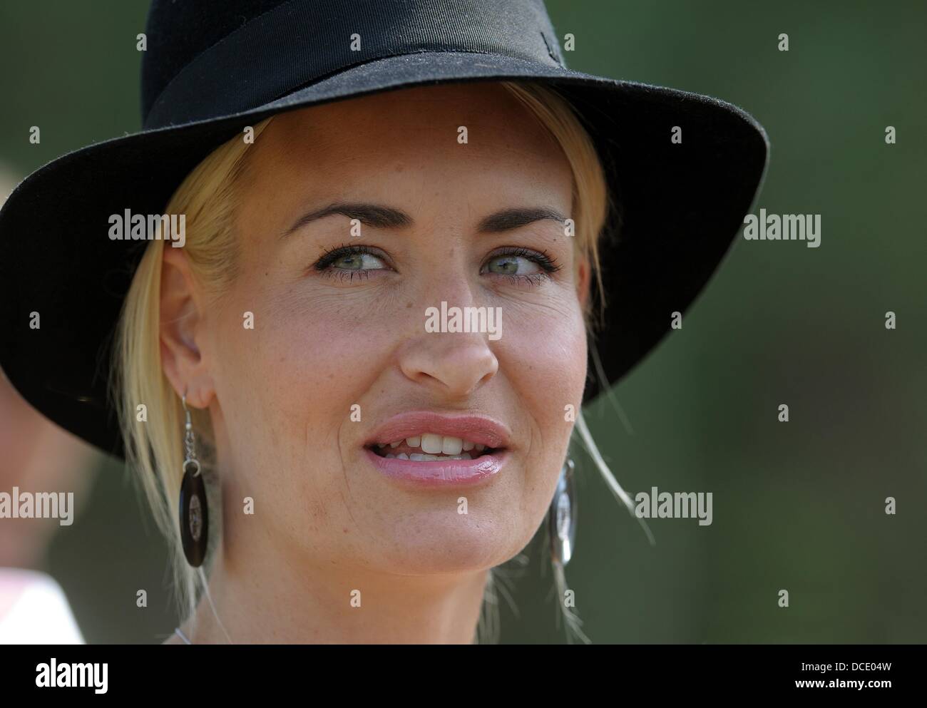 Giraffe poses hi-res stock photography and images - Alamy