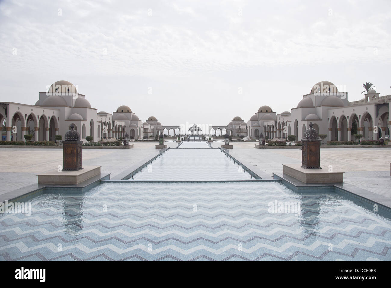 Fountain, Water pool and stairs inside arabic buildings Stock Photo - Alamy