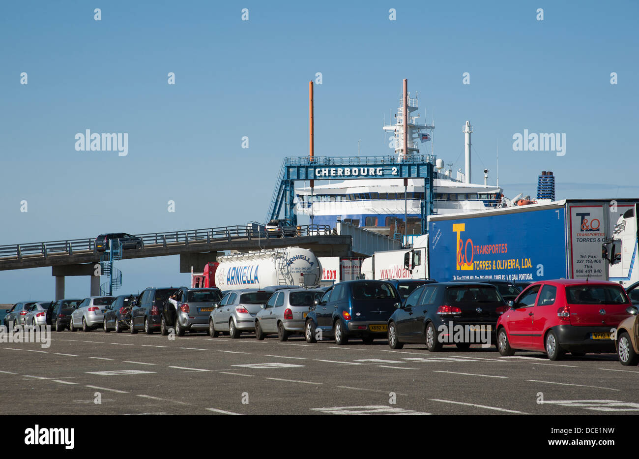 Cars loading onto ship hi-res stock photography and images - Alamy