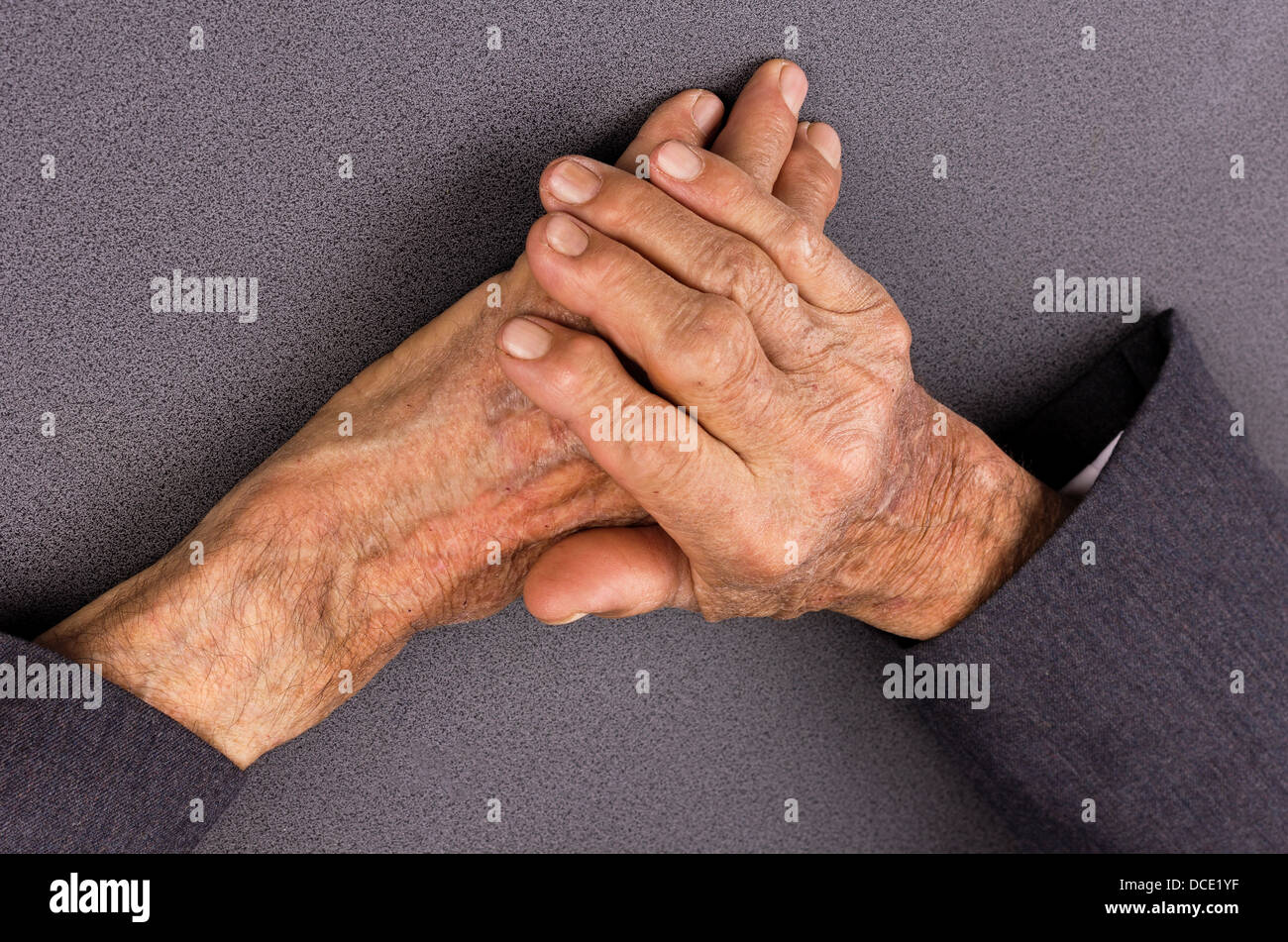 Old mans hands hi-res stock photography and images - Alamy