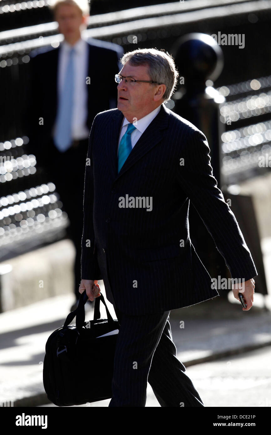 David Cameron's head strategist, Lynton Crosby arrives at Downing ...