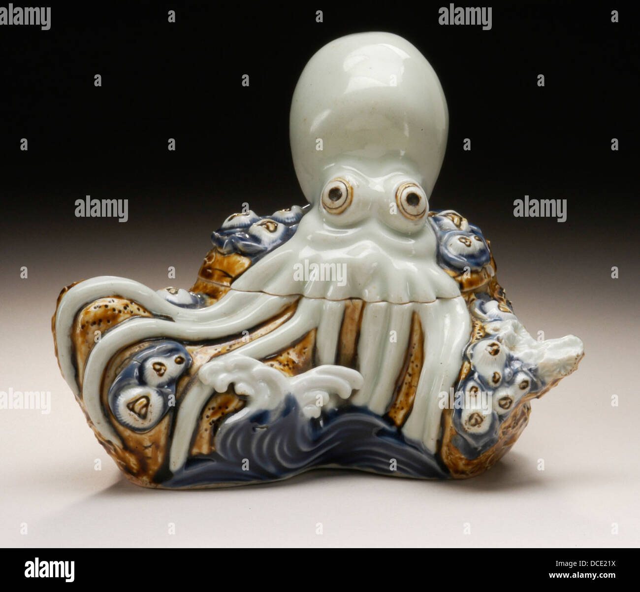 Octopus Form Box M.2002.147.2a-b Stock Photo - Alamy