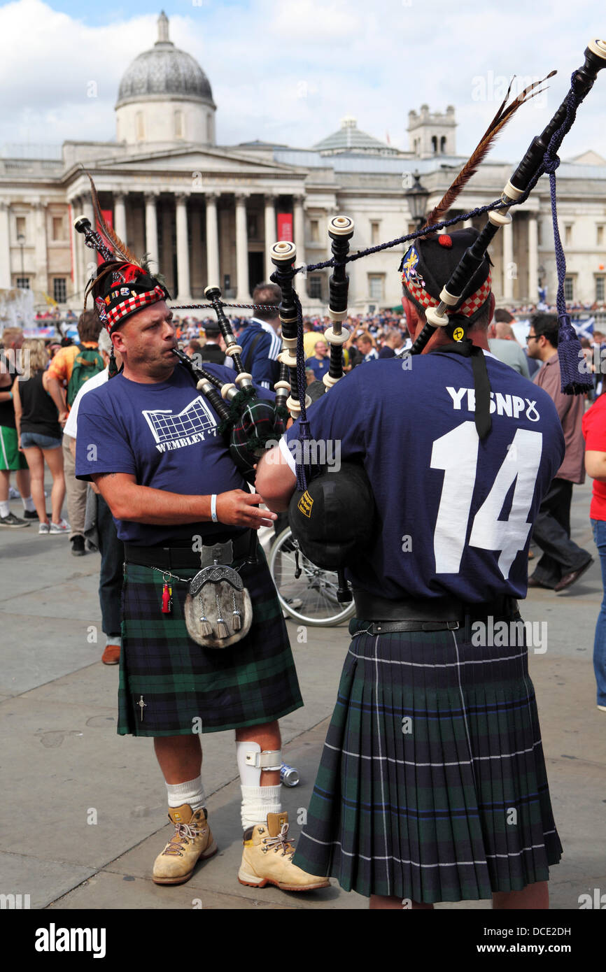 Scottish fans trafalgar 2013 gathered hi-res stock photography and ...