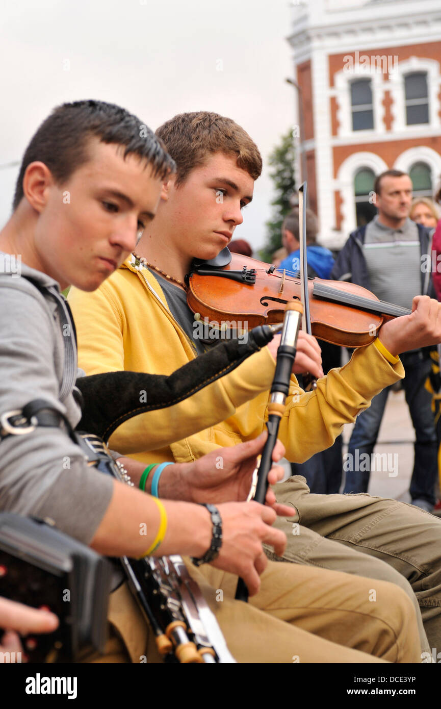 Northern irish traditional musicians hi-res stock photography and ...