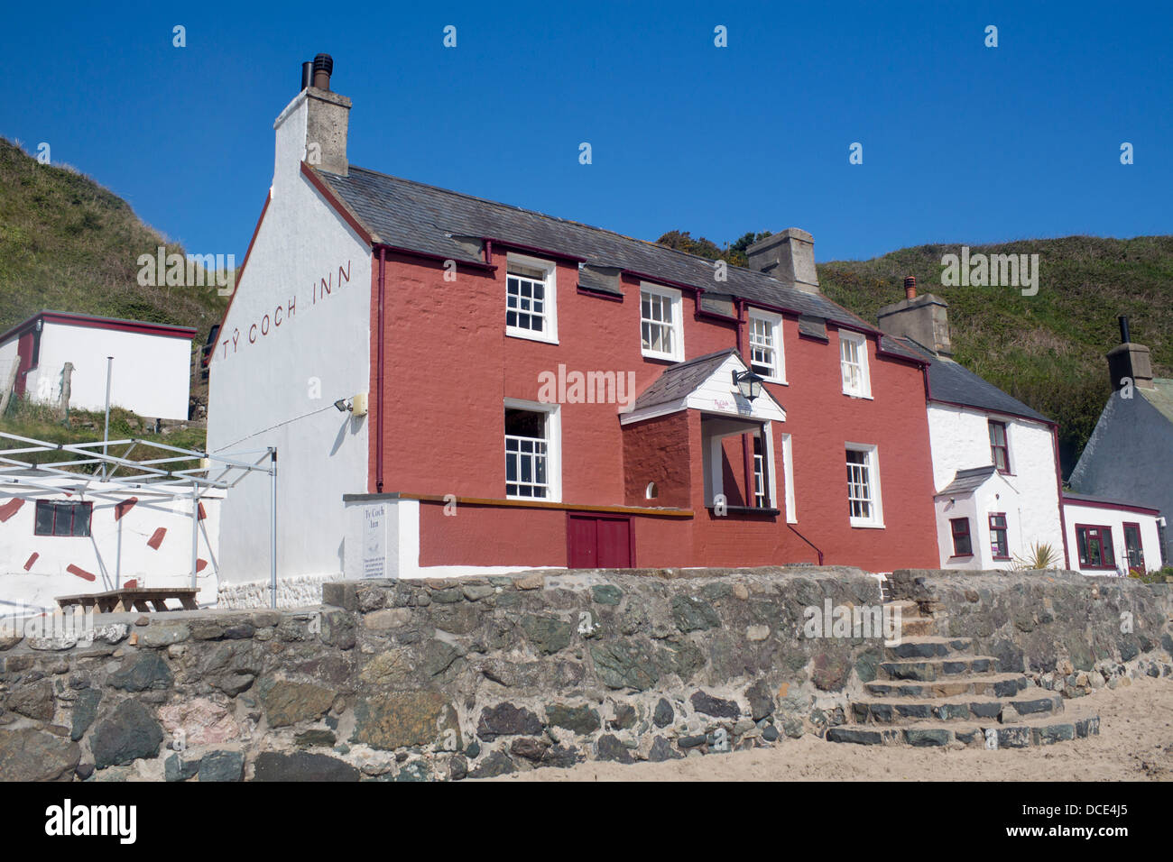 Ty Coch Inn pub on beach at Porth Dinllaen Porthdinllaen Llŷn Lleyn ...