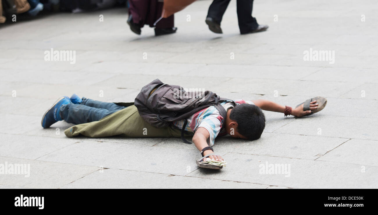 Man laying prostrate hi-res stock photography and images - Alamy