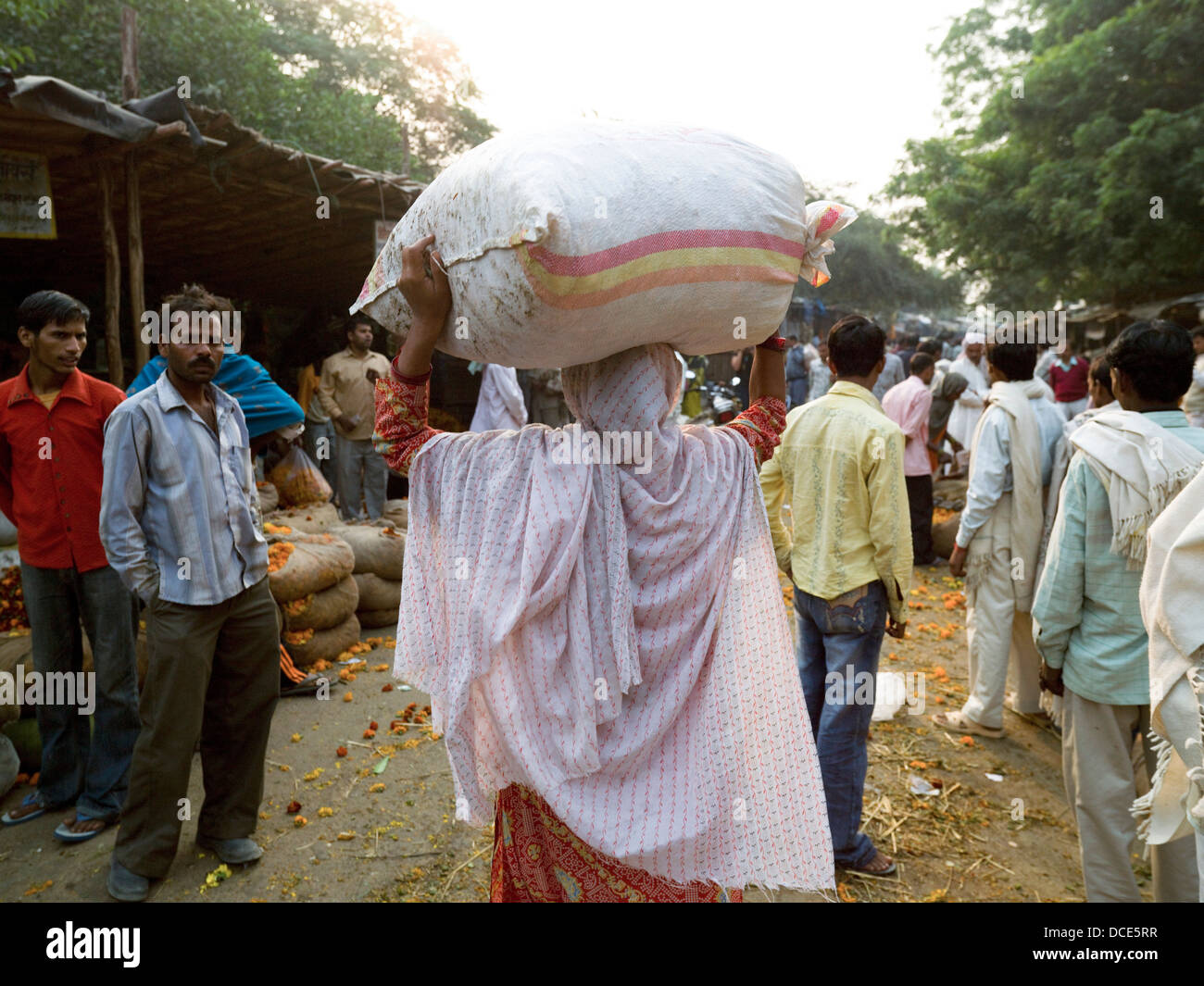 Indian woman carrying clothes on head hi-res stock photography and ...