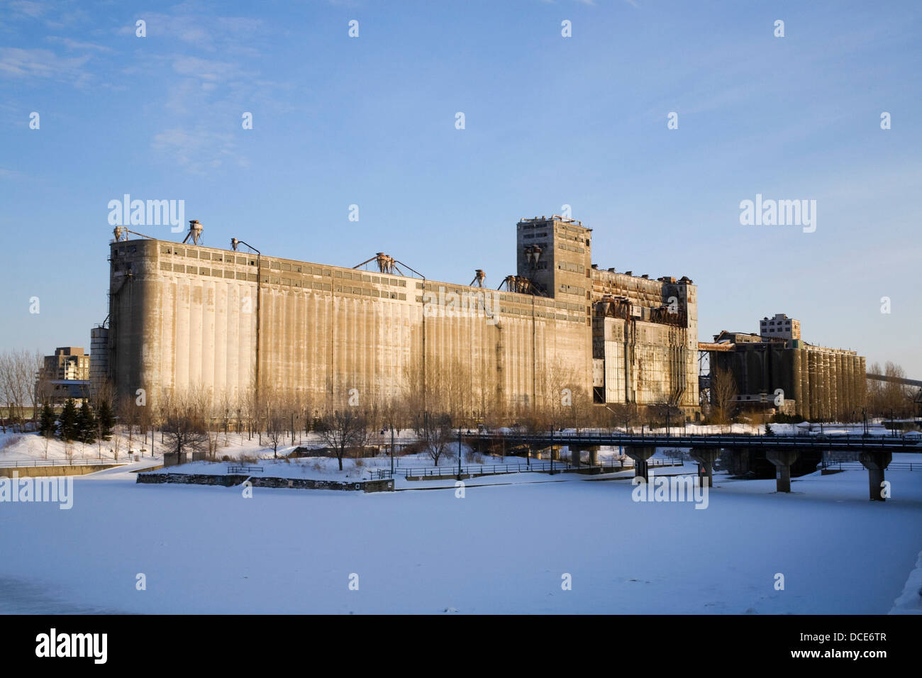 Large Grain Silo On Waterfront Stock Photo - Alamy