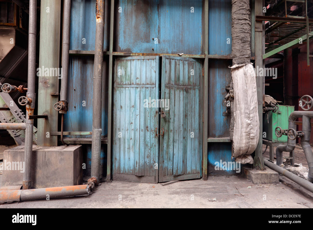 Old factory gate hi-res stock photography and images - Alamy