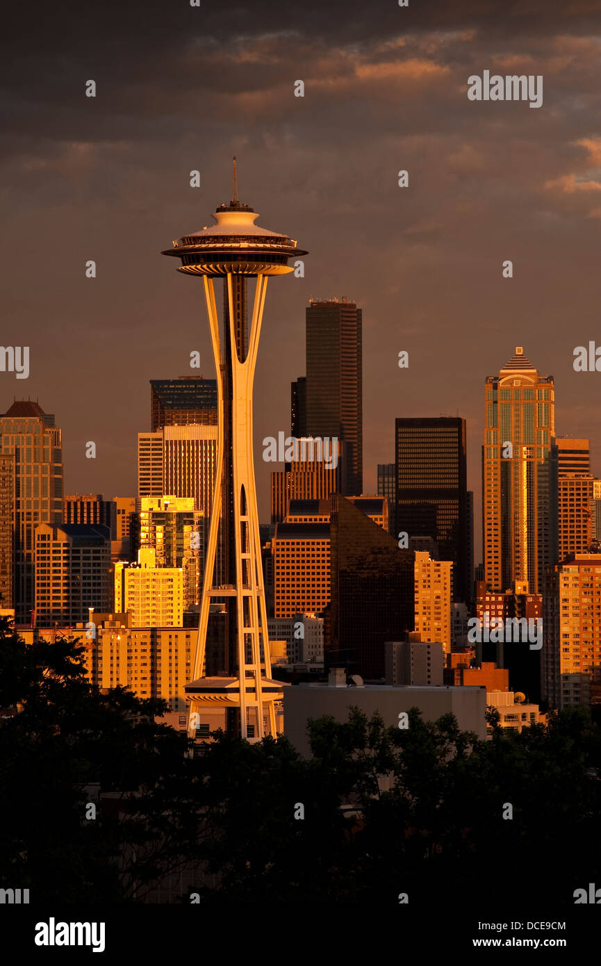 Beautiful sunset with skyscrapers hi-res stock photography and images ...