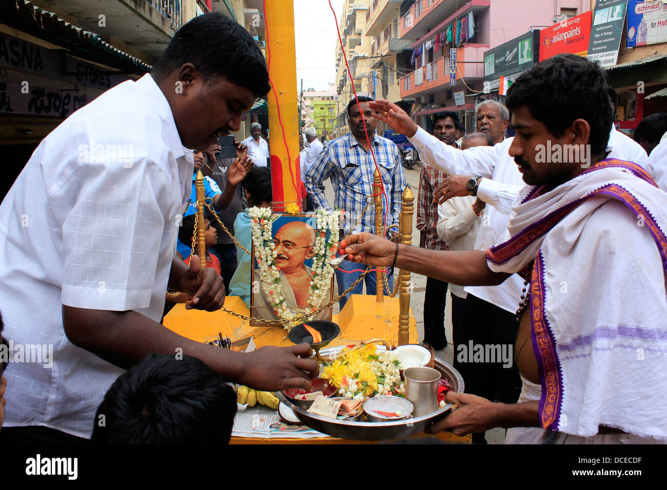 local people in Bangalore celebrating independence day in front of a ...