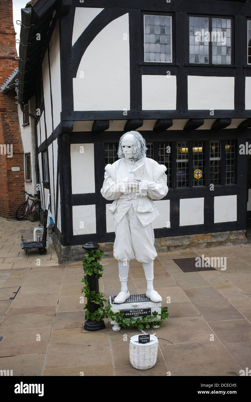 Street performer living statue hi-res stock photography and images - Alamy
