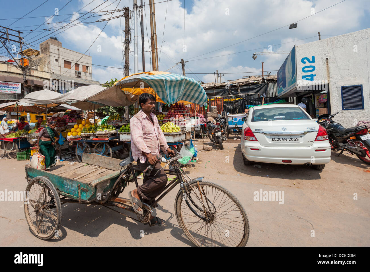 The chaos of the Indian capital - the city of Delhi Stock Photo - Alamy