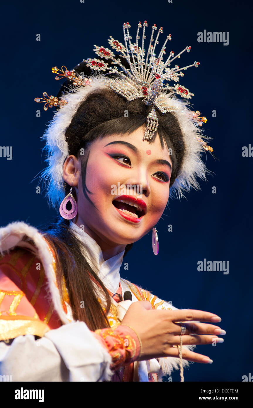 Sing the traditional opera hi-res stock photography and images - Alamy