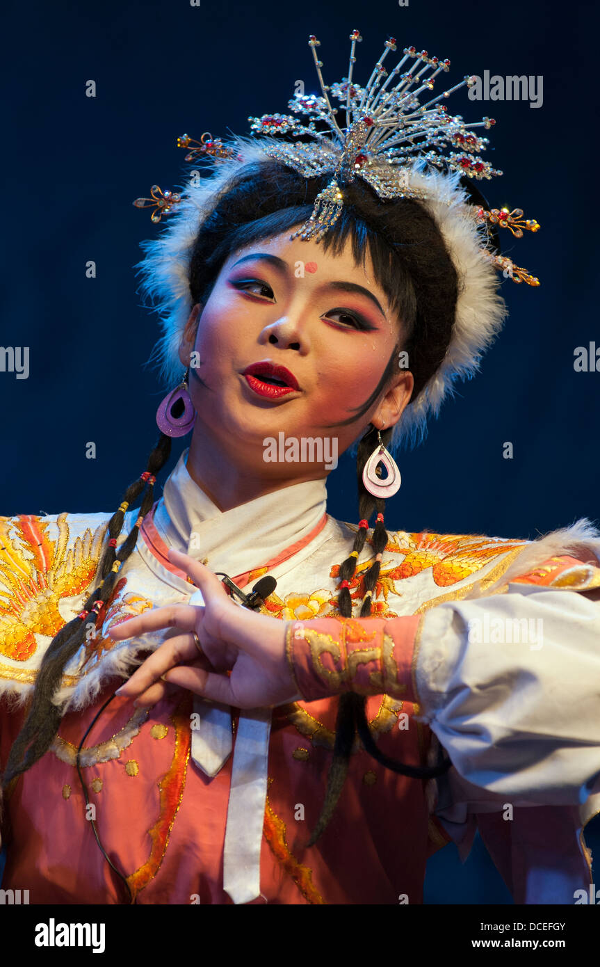 China dance hi-res stock photography and images - Alamy