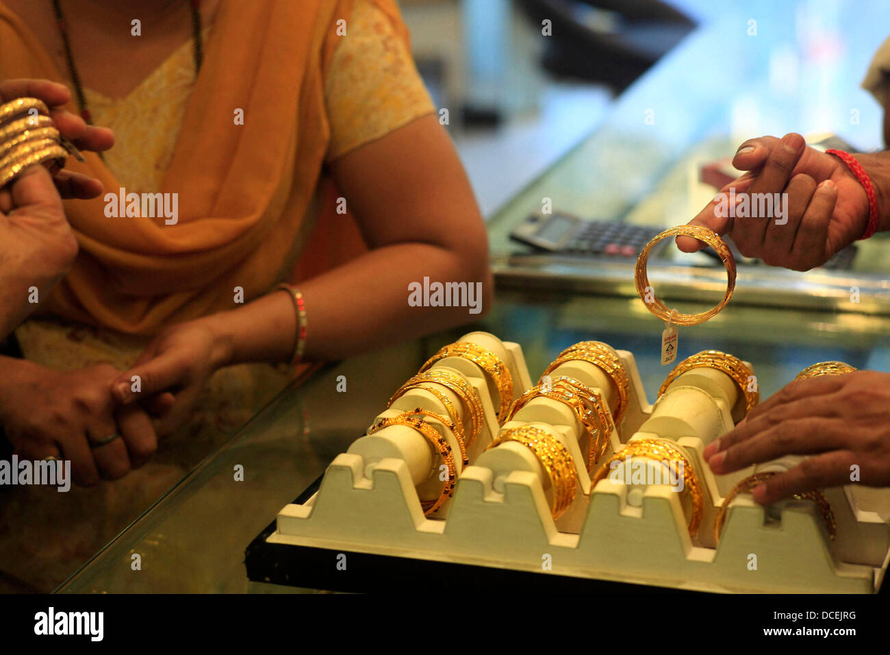 December 20, 2012 - Mumbai, Maharashtra, India - Indians Buying Gold at ...