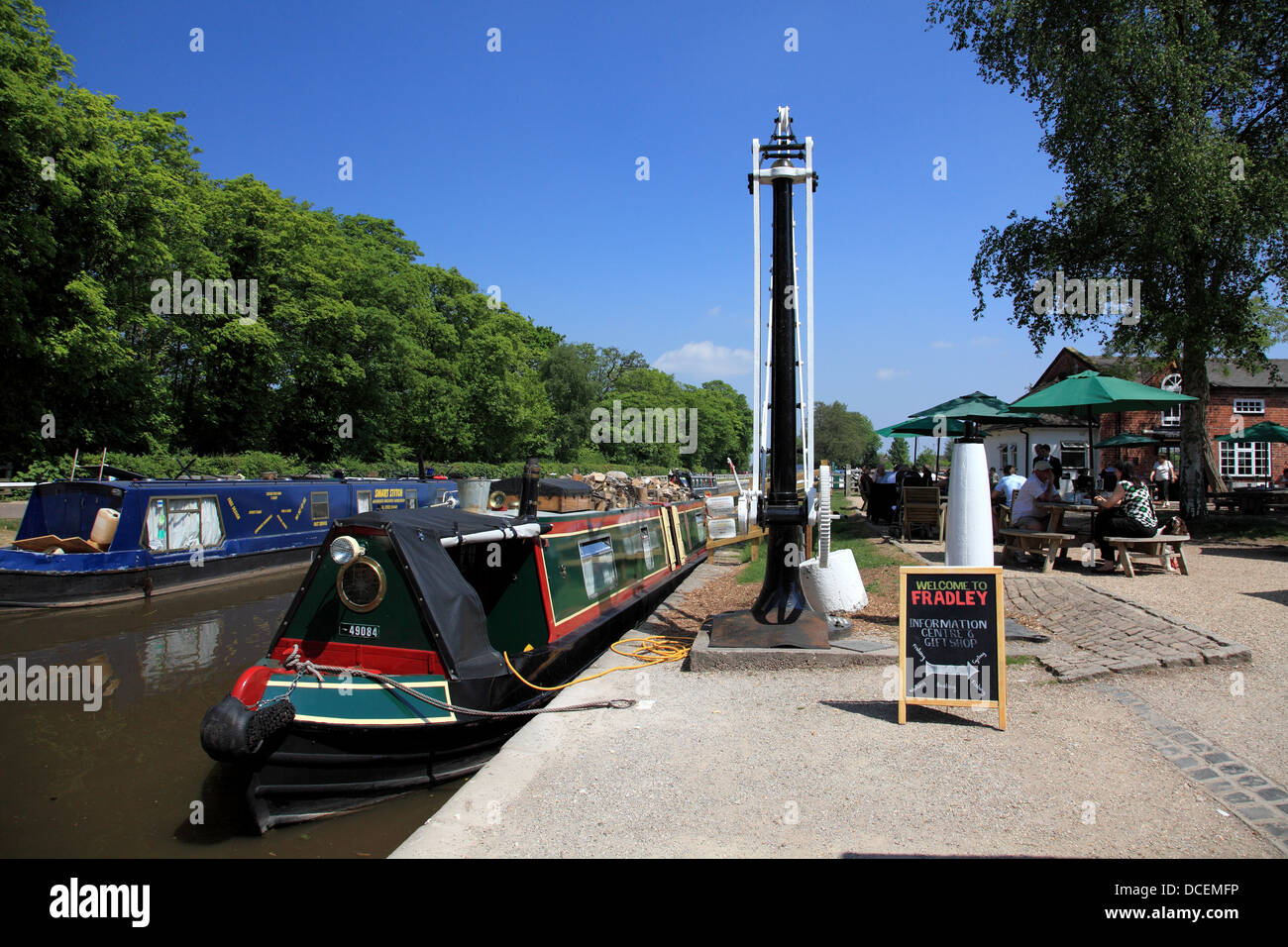 The old crane and the café by the Trent and Mersey canal at Fradley ...