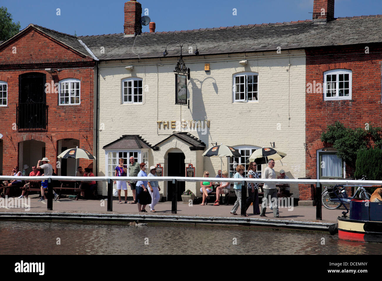 The pub, The Swan, at Fradley Junction in Staffordshire where the Trent ...