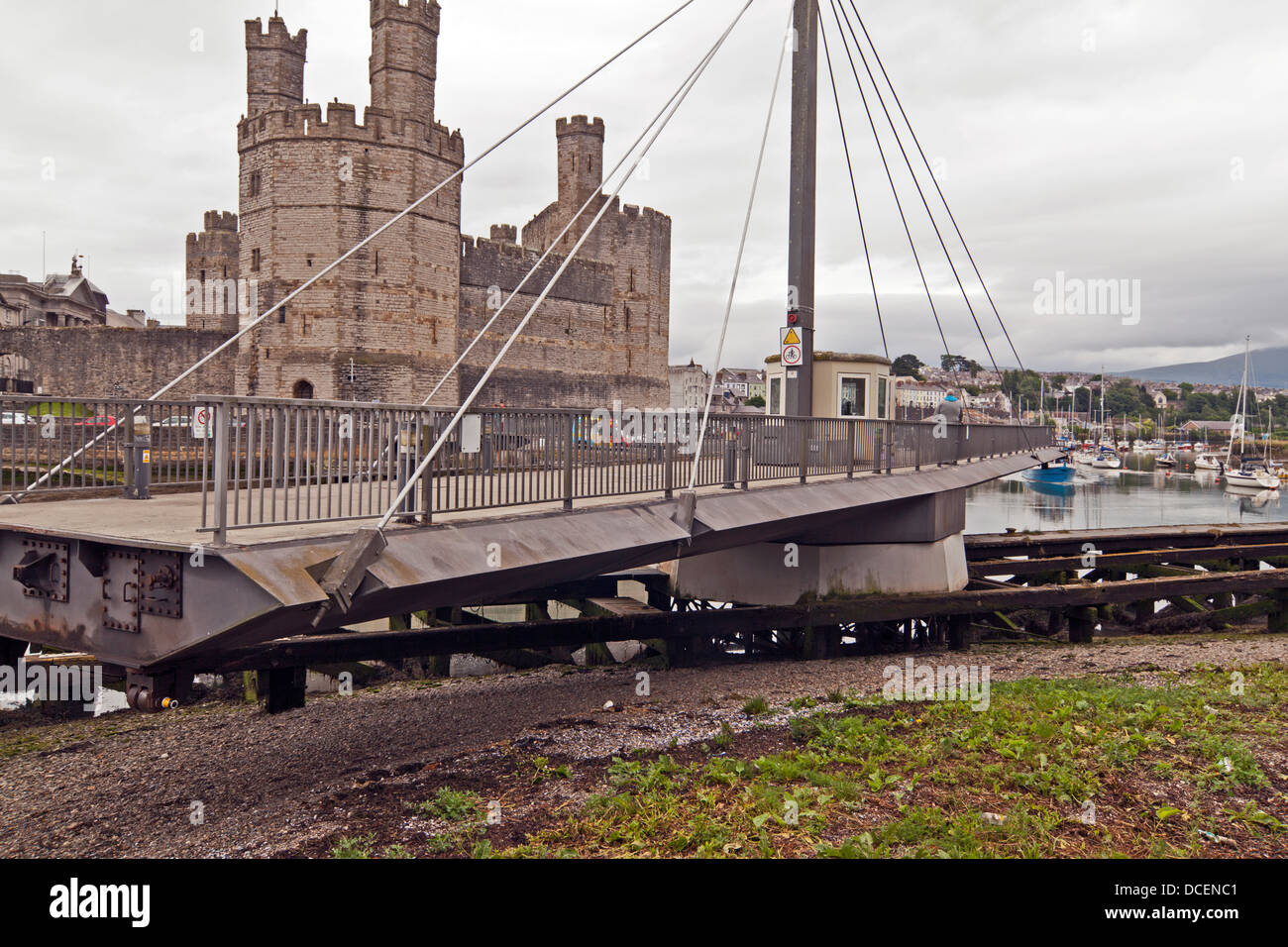 Swing Footbridge opening at Caernarfon Stock Photo - Alamy