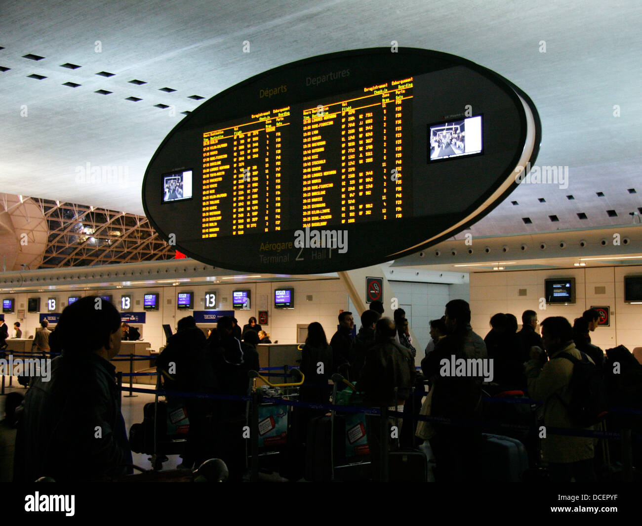Air travelers hi-res stock photography and images - Alamy