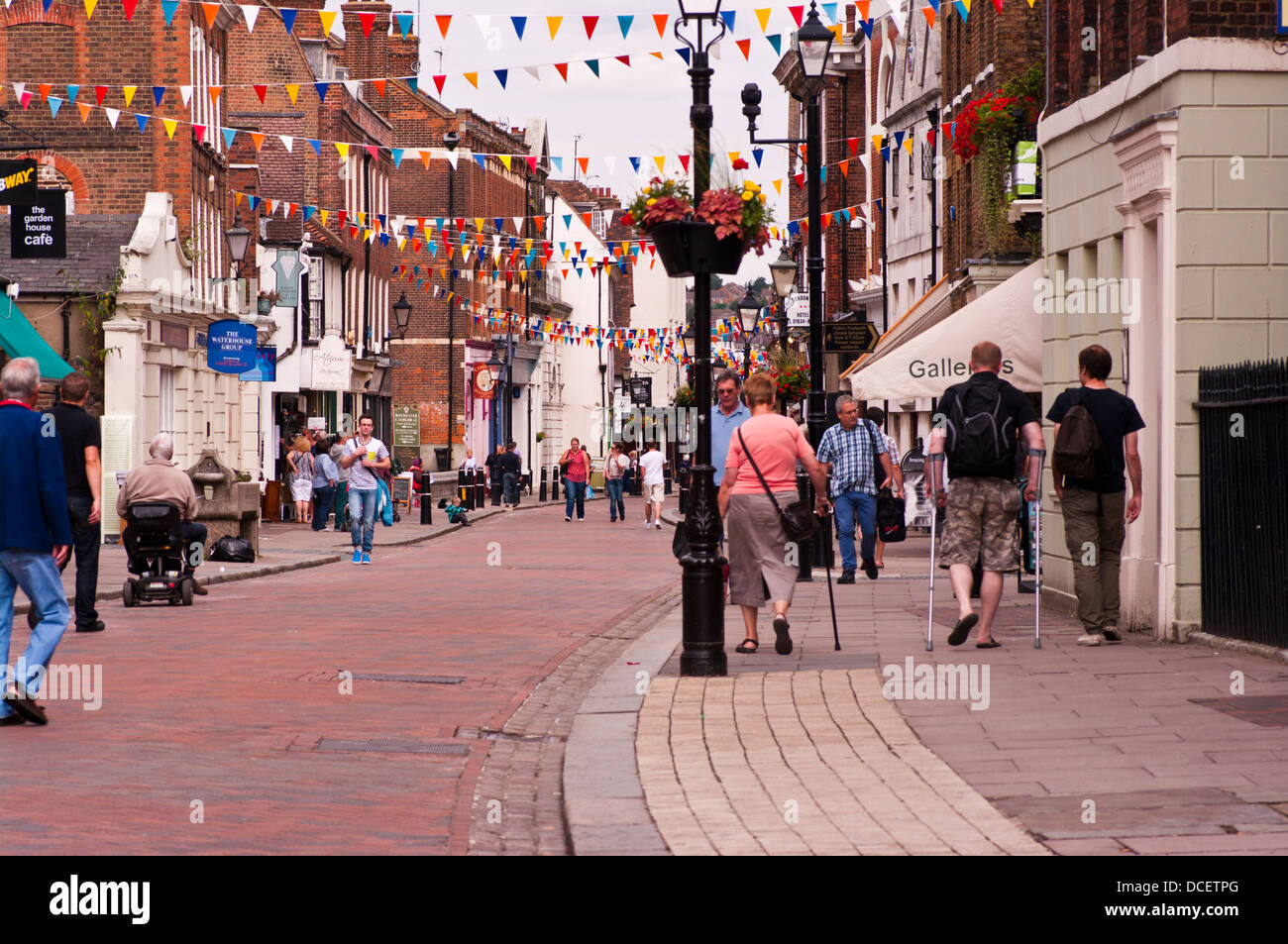 People walking down uk high street hi-res stock photography and images ...
