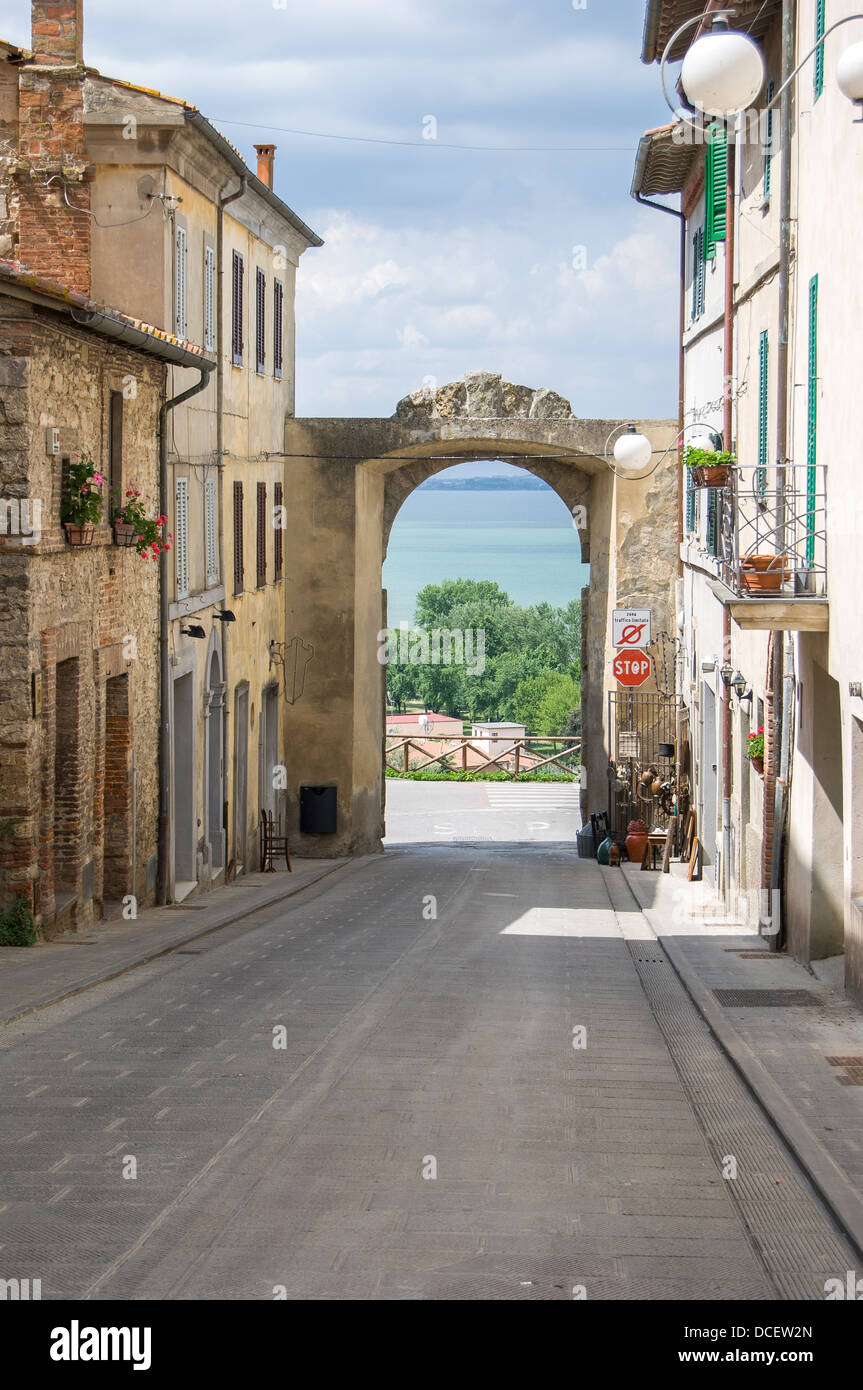 Arch over road hi-res stock photography and images - Alamy