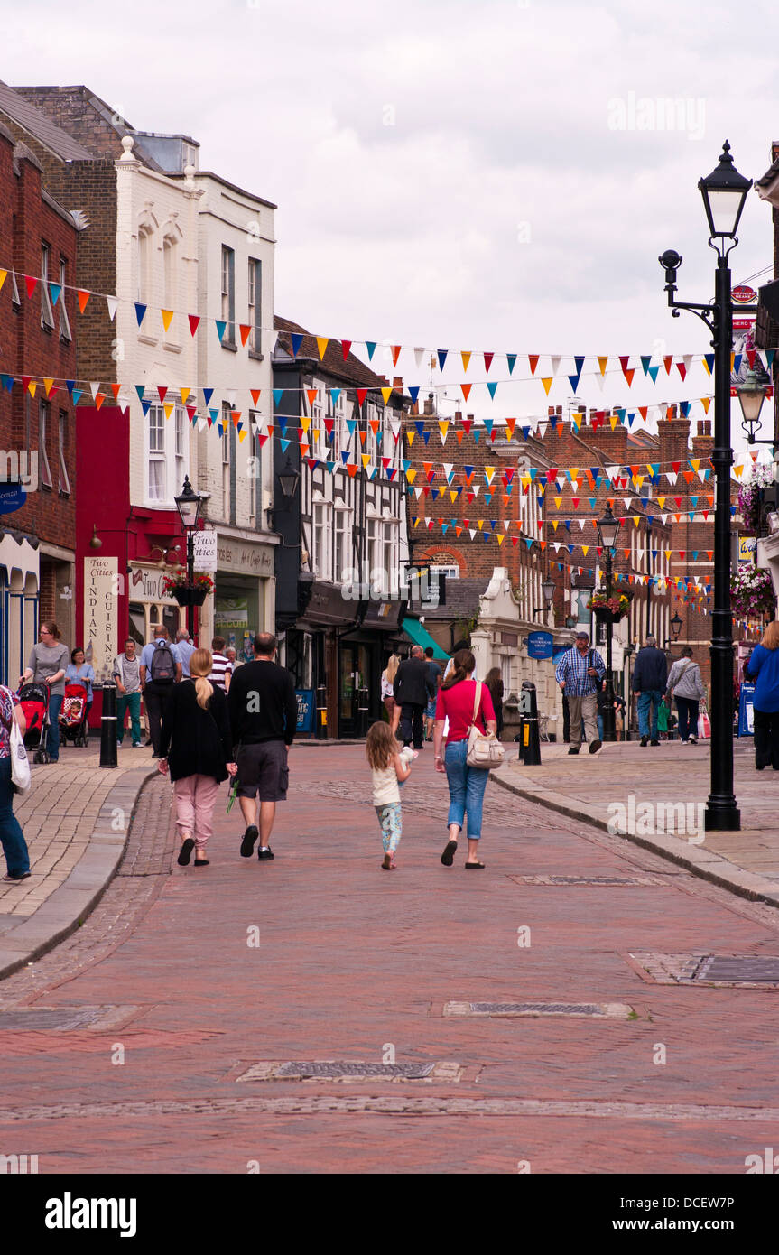 People walking down uk high street hi-res stock photography and images ...