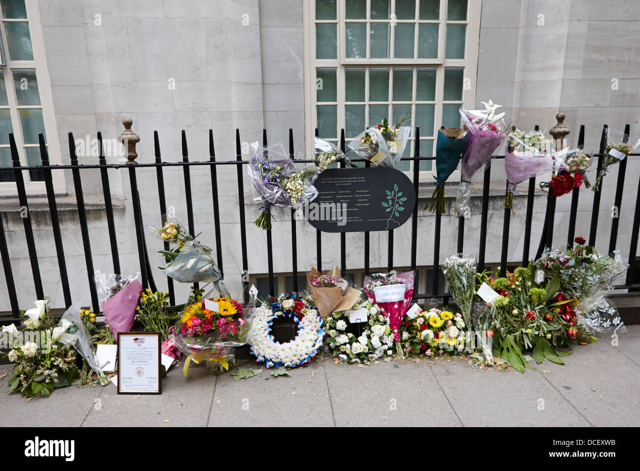 memorial and tributes to those who died in the london bus bombing on ...