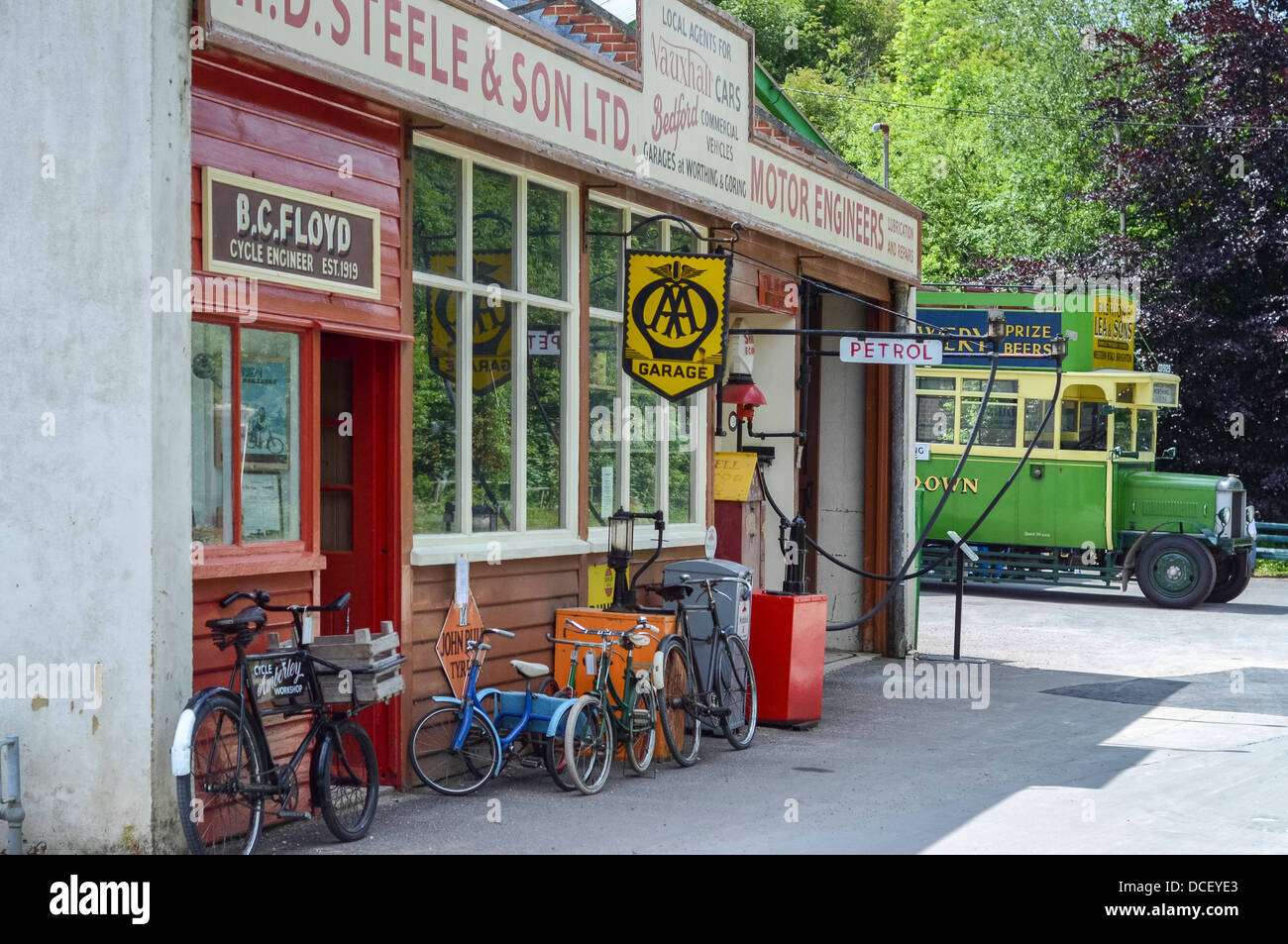 Old motor engineers hi-res stock photography and images - Alamy