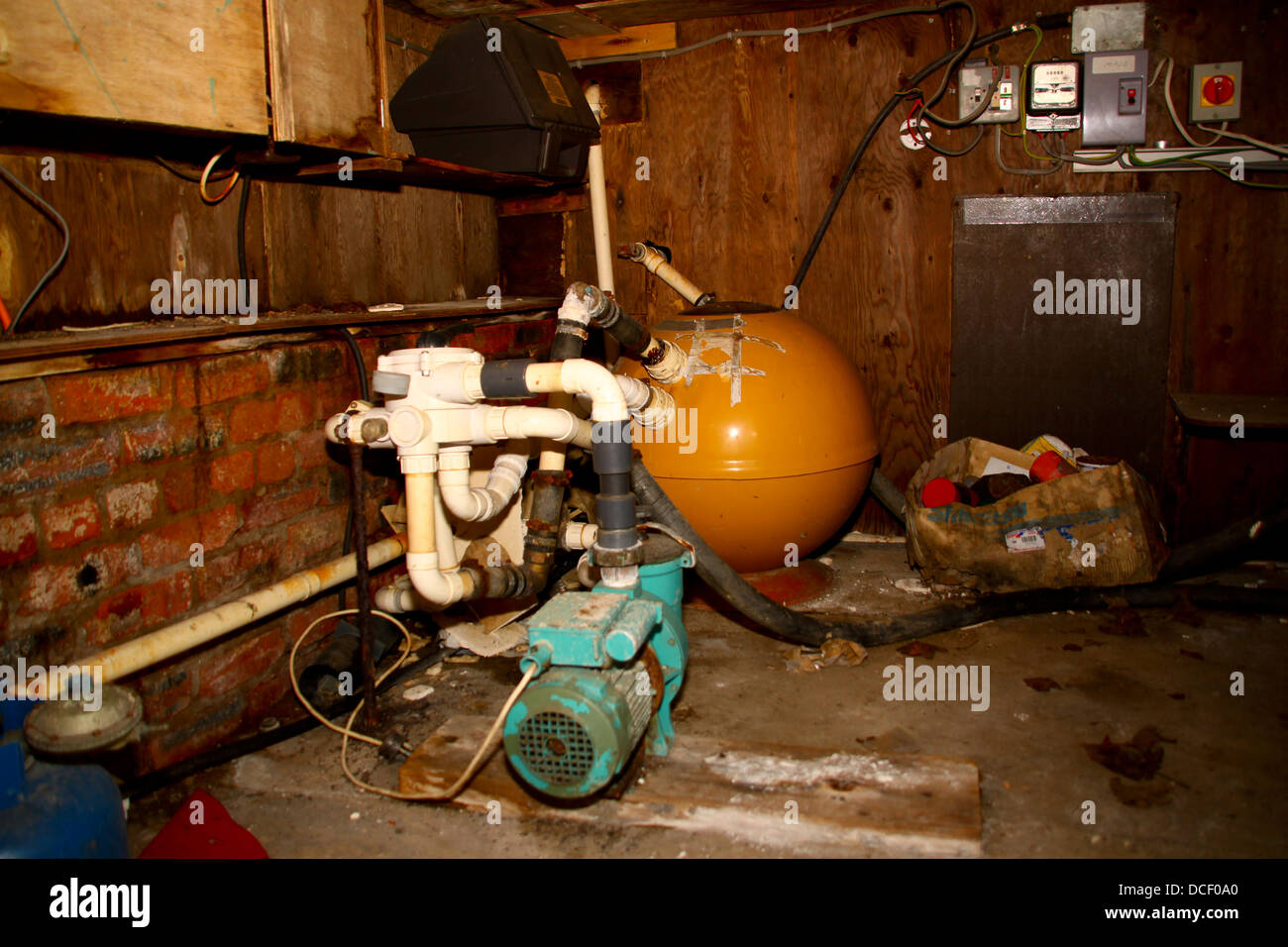 Old swimming pool hi-res stock photography and images - Alamy
