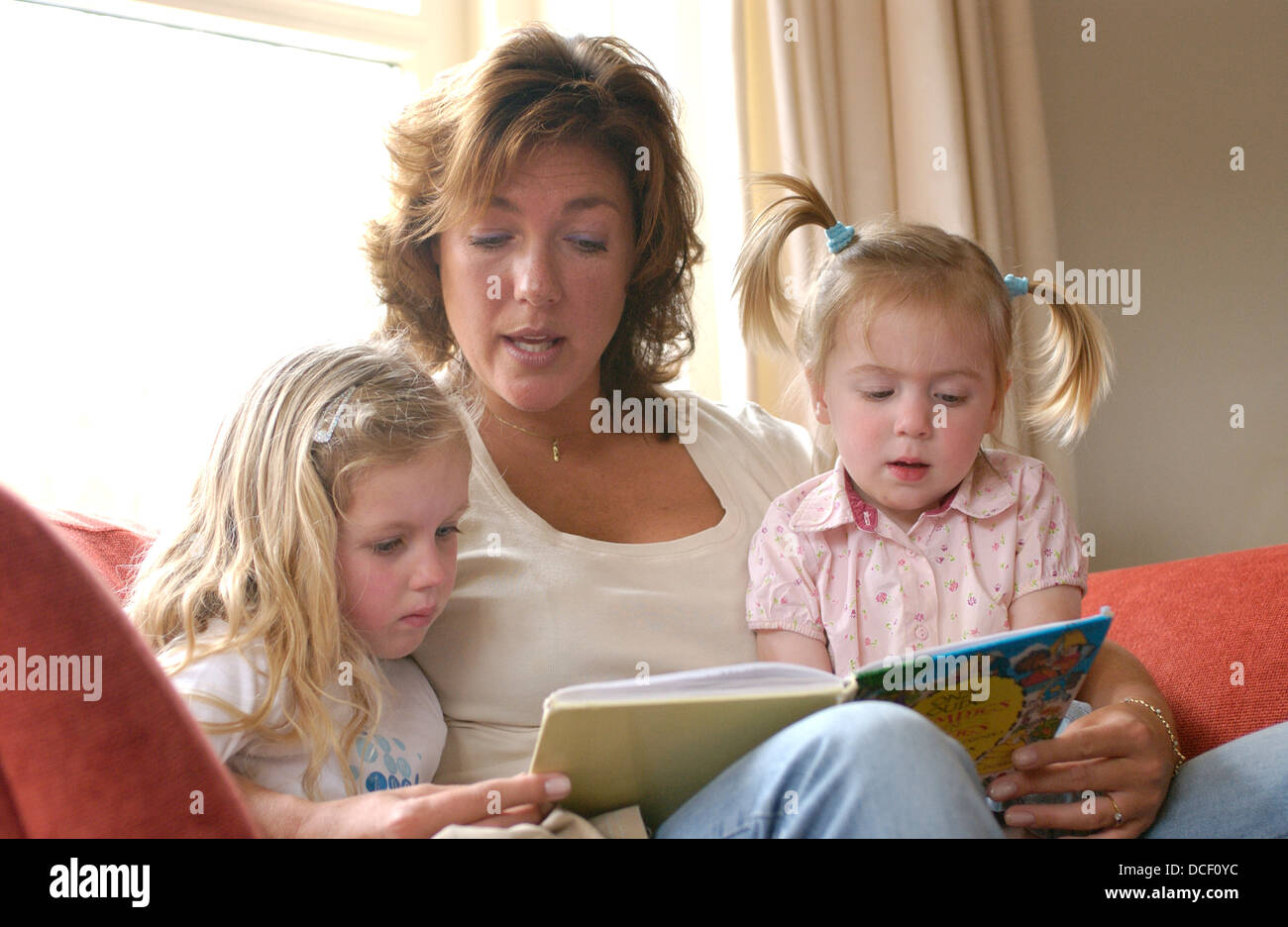Book reading aloud hi-res stock photography and images - Alamy