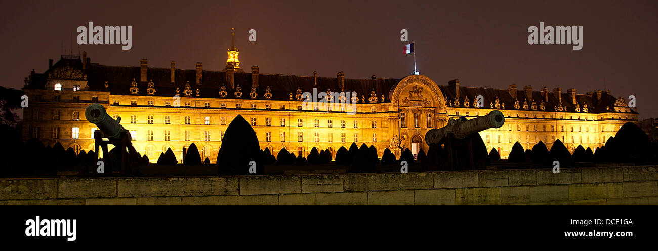 "Les Invalides" in Paris, by night Stock Photo - Alamy