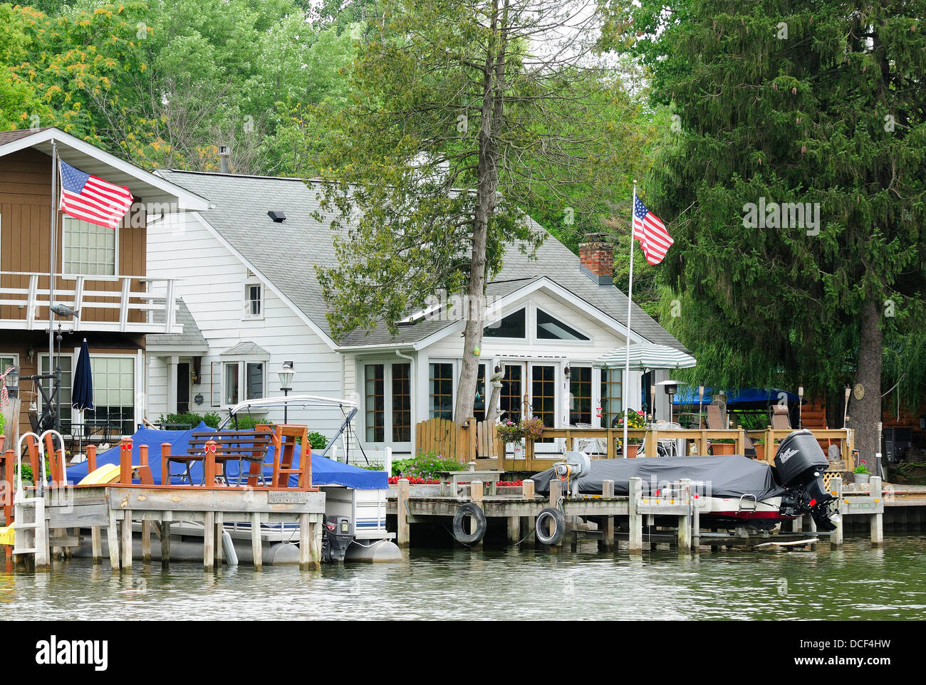 Home with dock hi-res stock photography and images - Alamy