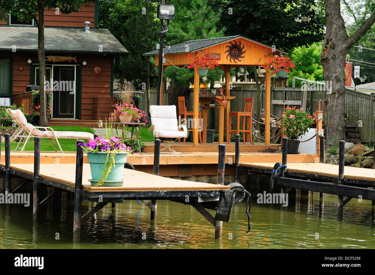 Home with dock hi-res stock photography and images - Alamy