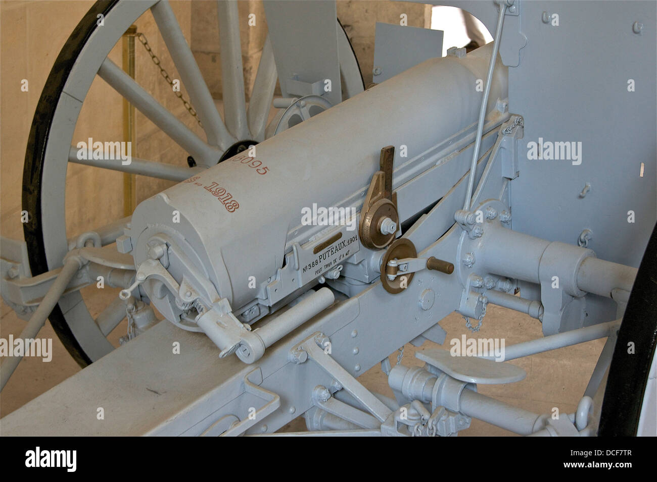 Field gun hi-res stock photography and images - Alamy