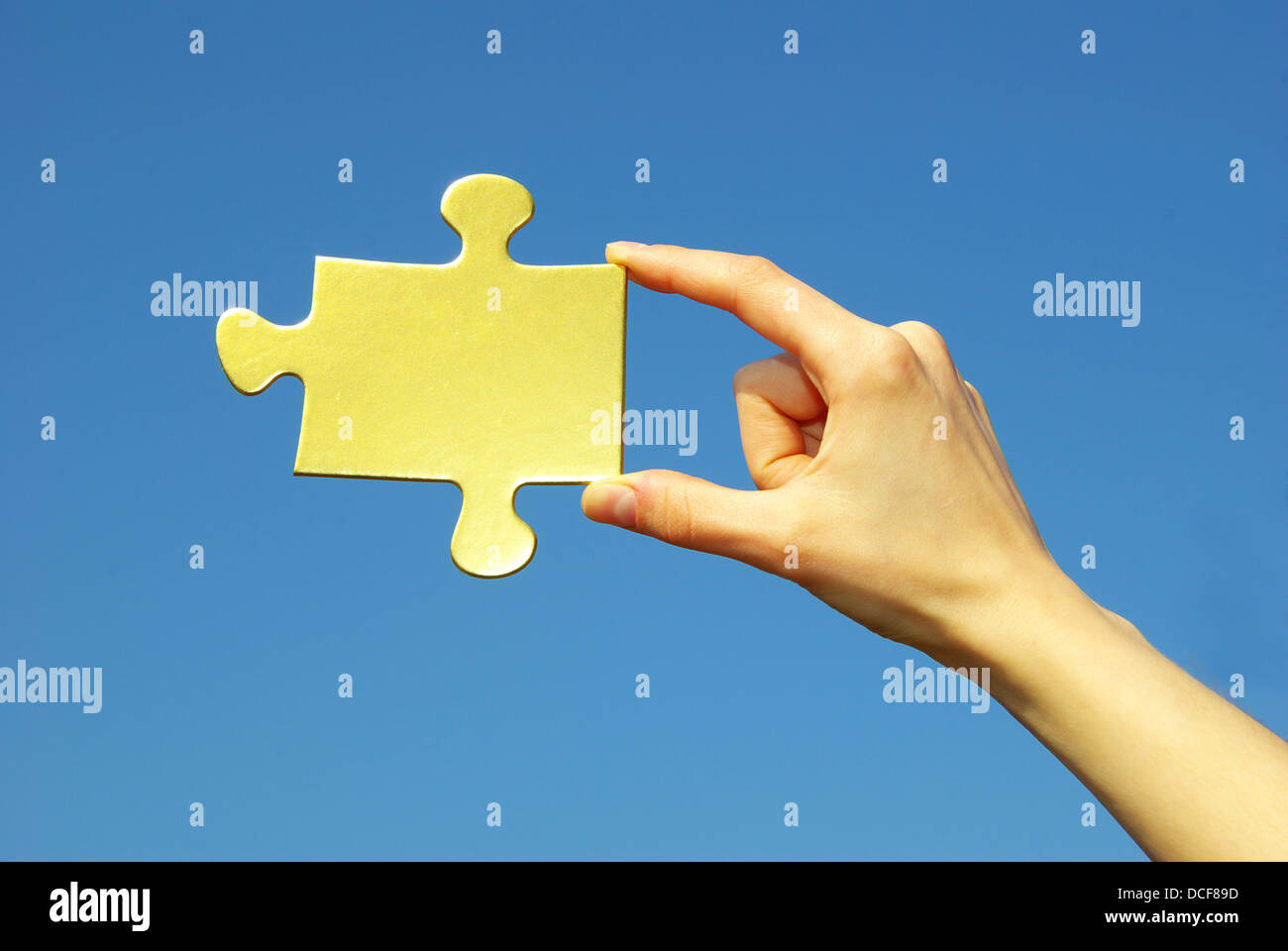 puzzle in hand Stock Photo - Alamy