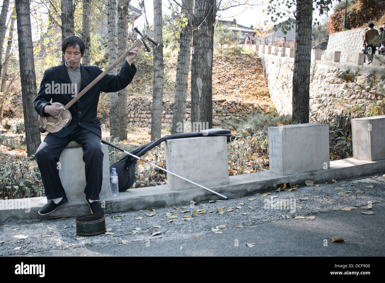 Blind playing instrument hi-res stock photography and images - Alamy