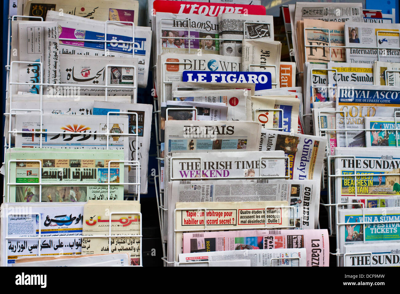 Newsagent stand hi-res stock photography and images - Alamy