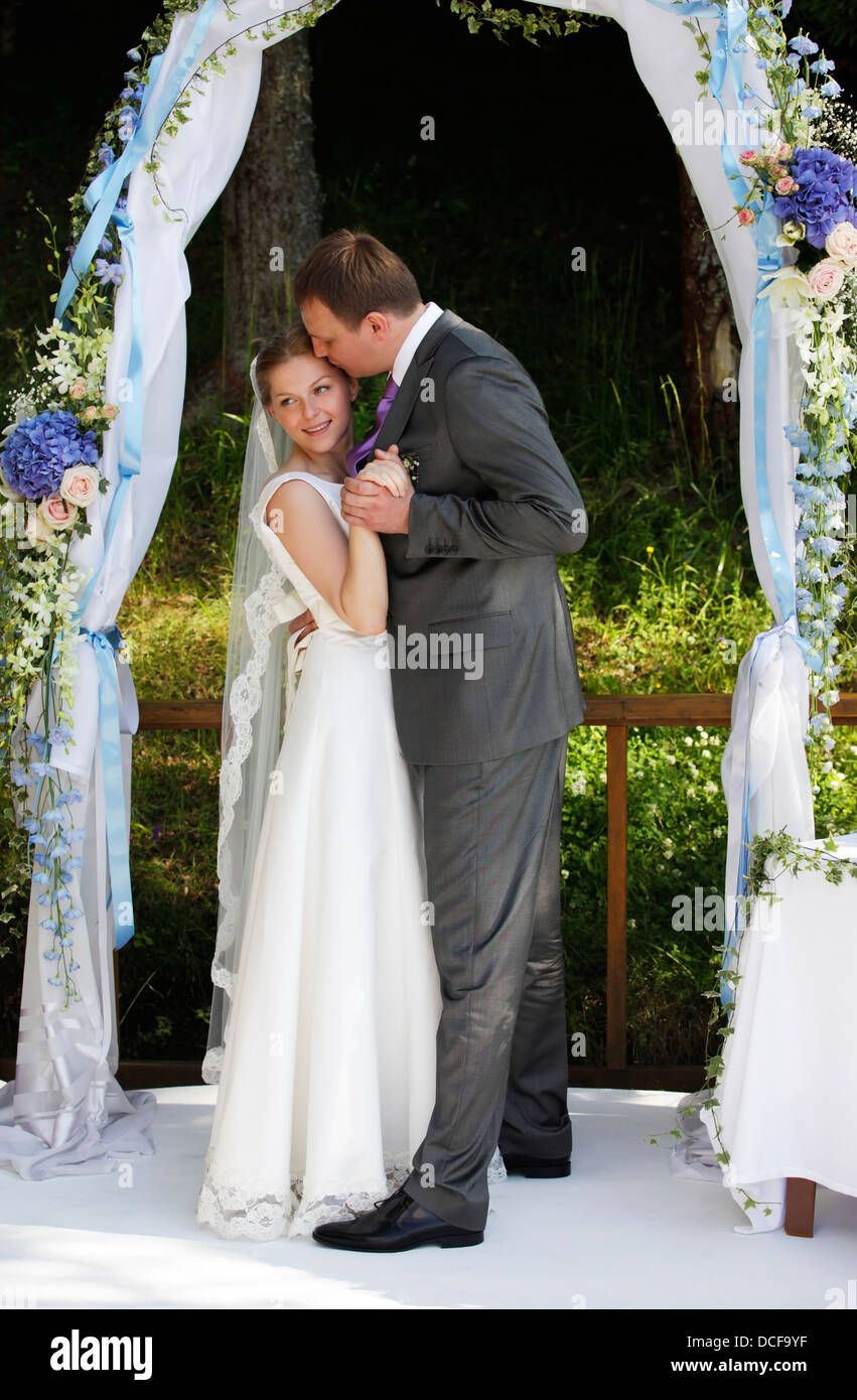 Married couple wedding arch hi-res stock photography and images - Alamy